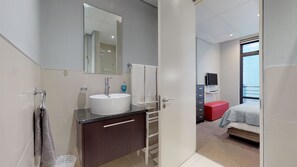 Apartamento Exclusivo | Cozinha privada | Um frigorífico, um micro-ondas, uma chaleira elétrica 