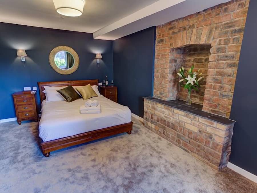 Quarto Premium, 1 cama king-size | Secretária, ferro/tábua de engomar, Wi-fi grátis