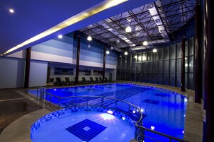 3 piscinas internas, piscina externa sazonal, barracas de cortesia