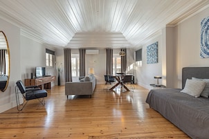Apartamento luxo, 1 quarto, vista para a cidade | Sala de estar | Televisor de ecrã plano de 80 cm com canais por cabo 