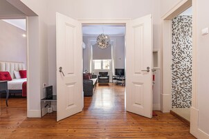 Apartamento superior, 3 quartos, 2 banheiros, vista para a cidade | Sala de estar | Televisor de ecrã plano de 80 cm com canais por cabo