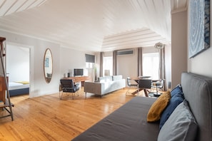 Apartamento luxo, 1 quarto, vista para a cidade | Sala de estar | Televisor de ecrã plano de 80 cm com canais por cabo 