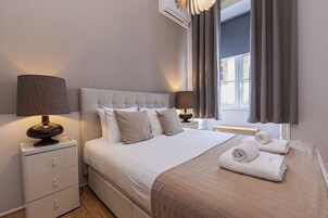 Apartamento família, 2 quartos, 2 banheiros, vista para a cidade | 1 quarto, secretária adequada para computadores portáteis