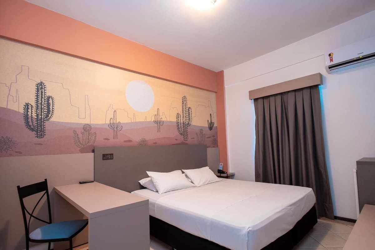 Quarto standard, 1 cama Queen | Frigobar, Wi-Fi de cortesia, roupa de cama