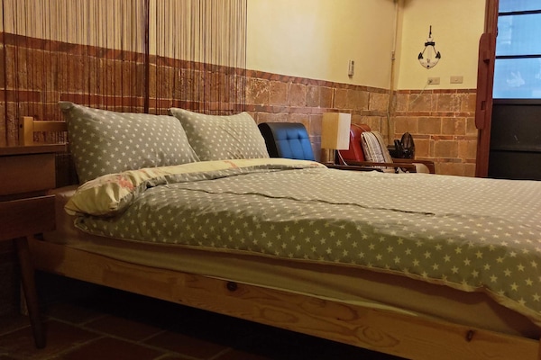 Quarto Quádruplo Comfort, 2 camas queen-size, casa de banho anexa | Secretária, cortinas/cortinados opacos, Wi-fi grátis