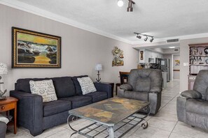 Apartamento em Condomínio Fechado, 3 quartos | Sala de estar | Leitor de DVD 