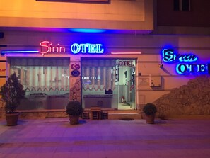 Fachada da propriedade à noite
