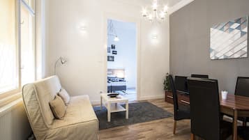 Apartamento Cidade, 2 quartos | Sala de estar | Televisor de ecrã plano de 41 polegadas com canais por cabo, televisor