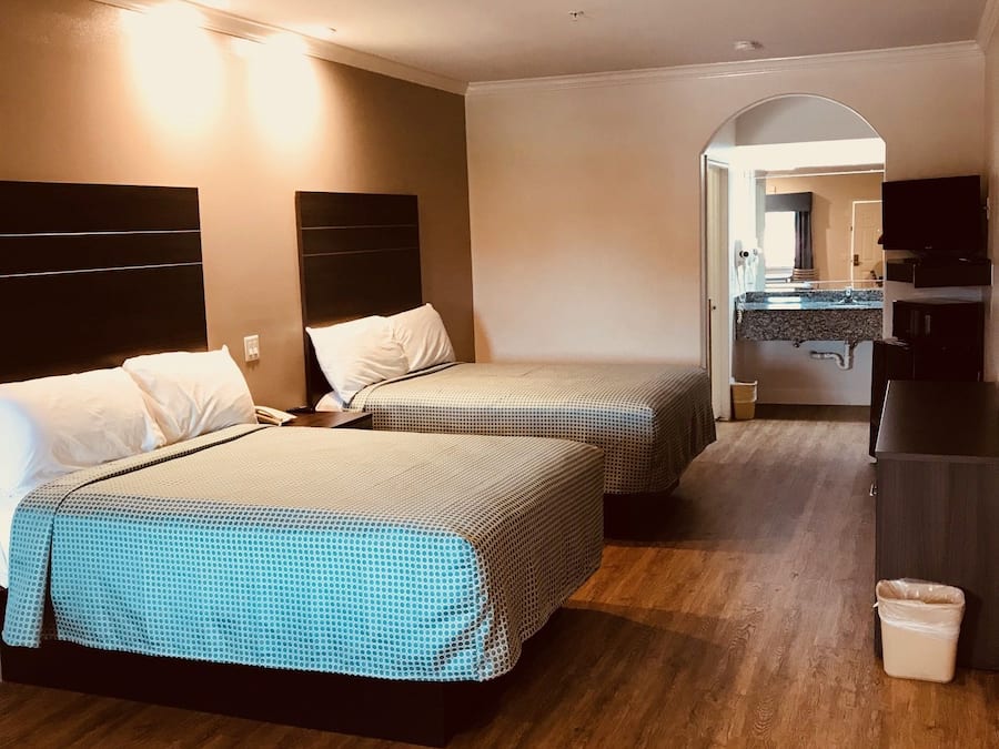 Quarto standard, 2 camas de casal, para fumantes | Escrivaninha, ferros/tábuas de passar roupa, Wi-Fi de cortesia