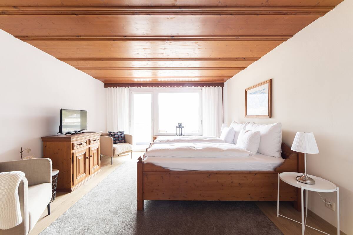 Quarto Deluxe, 1 quarto, varanda, vista para a montanha | Roupa hipoalergénica, edredões de penas, cofre no quarto, secretária 