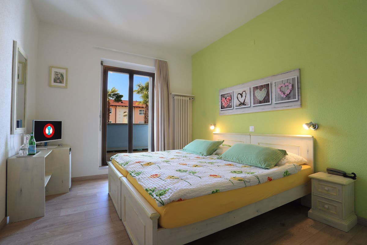 Quarto casal standard, 2 camas de solteiro, 2 banheiros | Frigobar, cofres nos quartos, escrivaninha, Wi-Fi de cortesia