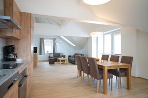 Cobertura luxo, 2 quartos | Sala de estar | TV de tela plana