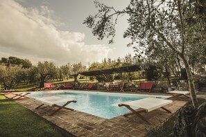 Piscina externa, espreguiçadeiras