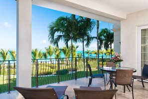 Suite, 3 quartos, junto ao mar | Terraço/pátio interior