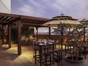 2 bares/lounges, um bar junto à piscina 