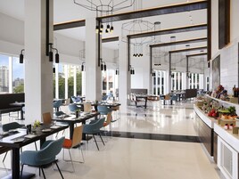 Pequenos-almoços, almoços, jantares servidos, cozinha internacional 