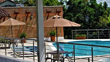 Piscina exterior, da(s) 09:00 à(s) 20:00, espreguiçadeiras
