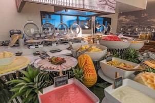 Pequeno-almoço tipo buffet diário mediante uma taxa