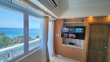 Apartamento Panorâmico em Condomínio Fechado, vista para o oceano, em frente à praia | Sala de estar | Smart TV de 55 de polegadas com canais digitais, televisor, Netflix 