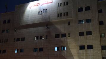 Fachada da propriedade à noite