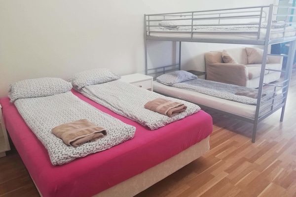 Estúdio família | Roupas de cama premium, quartos à prova de som, berços grátis