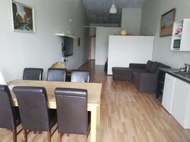 Estúdio família | Roupas de cama premium, quartos à prova de som, berços grátis