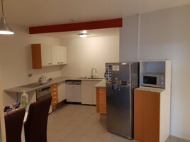 Apartamento conforto, 3 quartos | Cozinha privada | Geladeira grande, micro-ondas, cooktop, torradeira