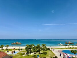 Condo superior, vista para o oceano, de frente para a praia | Cofres nos quartos, individualmente decorados