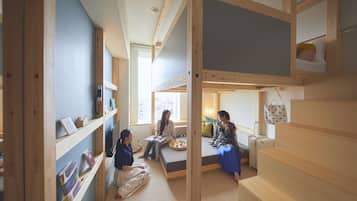 Um quarto com uma cama beliche, uma escrivaninha e uma estante de livros.