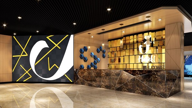 Uma área de recepção de hotel moderna, com um logotipo grande, arte geométrica na parede e um balcão de recepção de mármore.