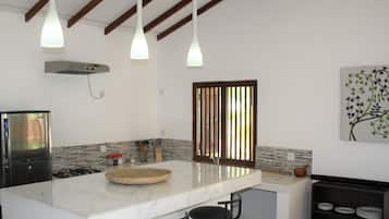 Villa Familiar, 2 quartos, acesso à piscina, junto à praia | Cozinha privada | Um frigorífico/congelador grande, um forno, uma placa de cozinha