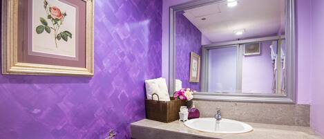 Chuveiro, chuveiro com efeito de chuva, produtos de toalete grátis