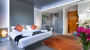 Deluxe Double Room with Balcony | Cofres nos quartos, escrivaninha, Wi-Fi de cortesia, roupa de cama