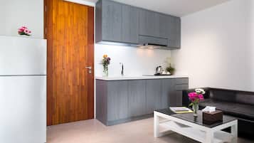 Deluxe King Room | Cozinha privada | Geladeira, cafeteira/chaleira