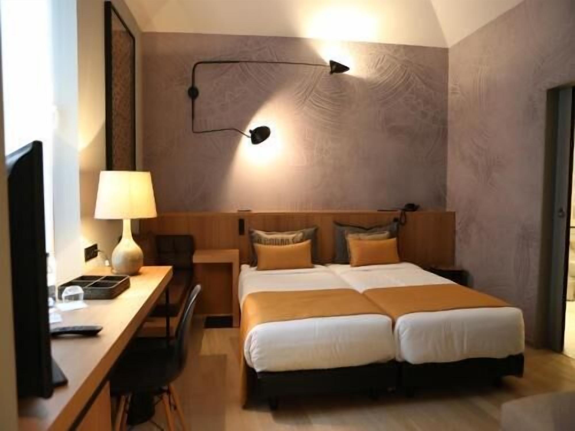 Frigobar, cofres nos quartos, cortinas blackout