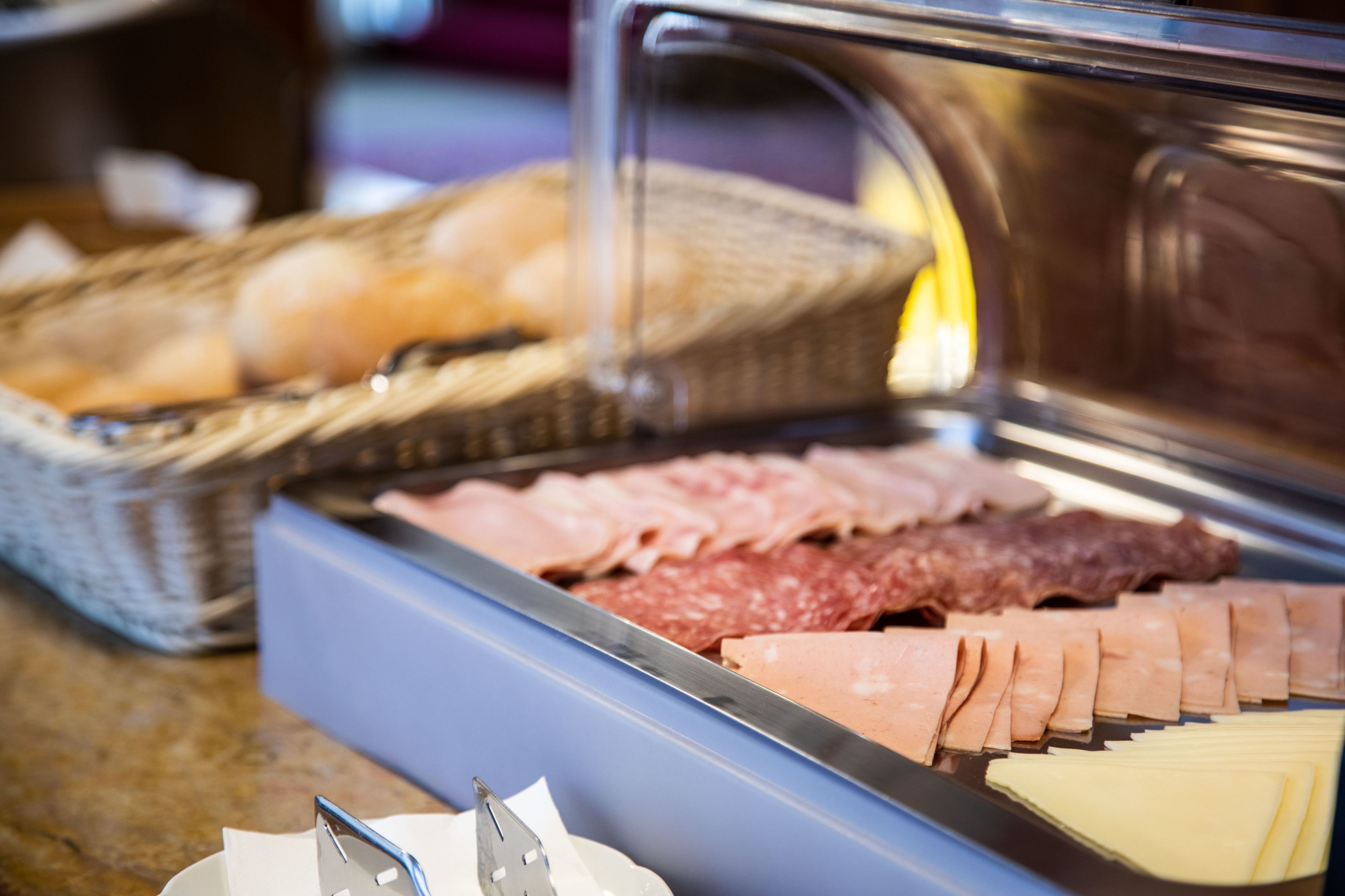 Buffet com diversos tipos de carne e queijos.