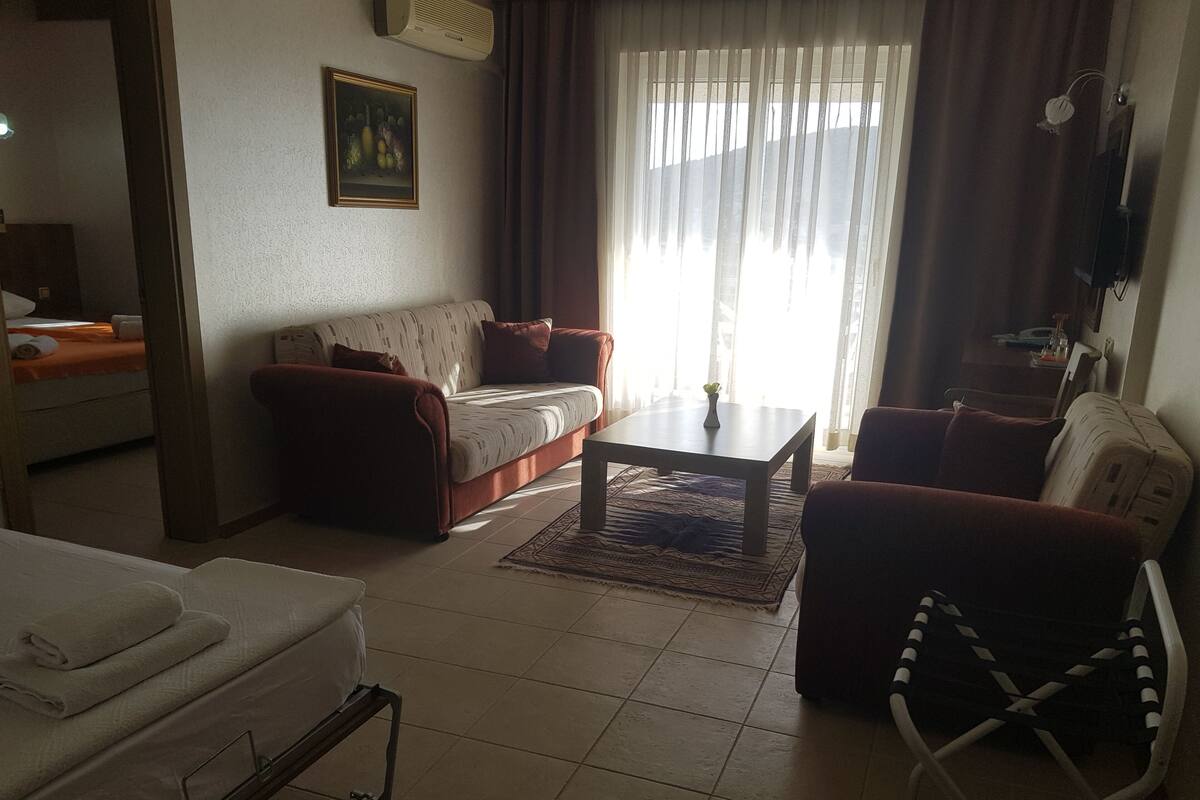 Suite | 1 quarto, cofre no quarto, secretária, quartos insonorizados