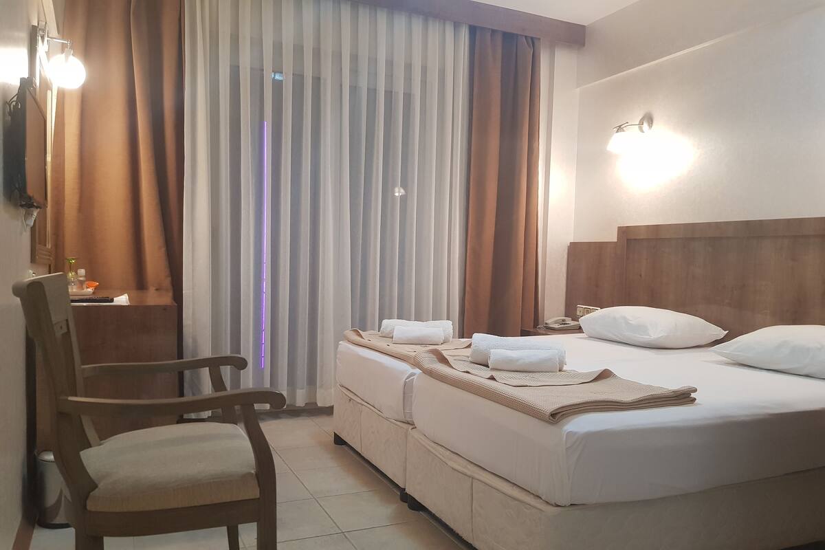 1 quarto, cofre no quarto, secretária, quartos insonorizados