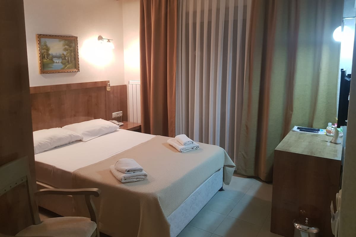 1 quarto, cofre no quarto, secretária, quartos insonorizados