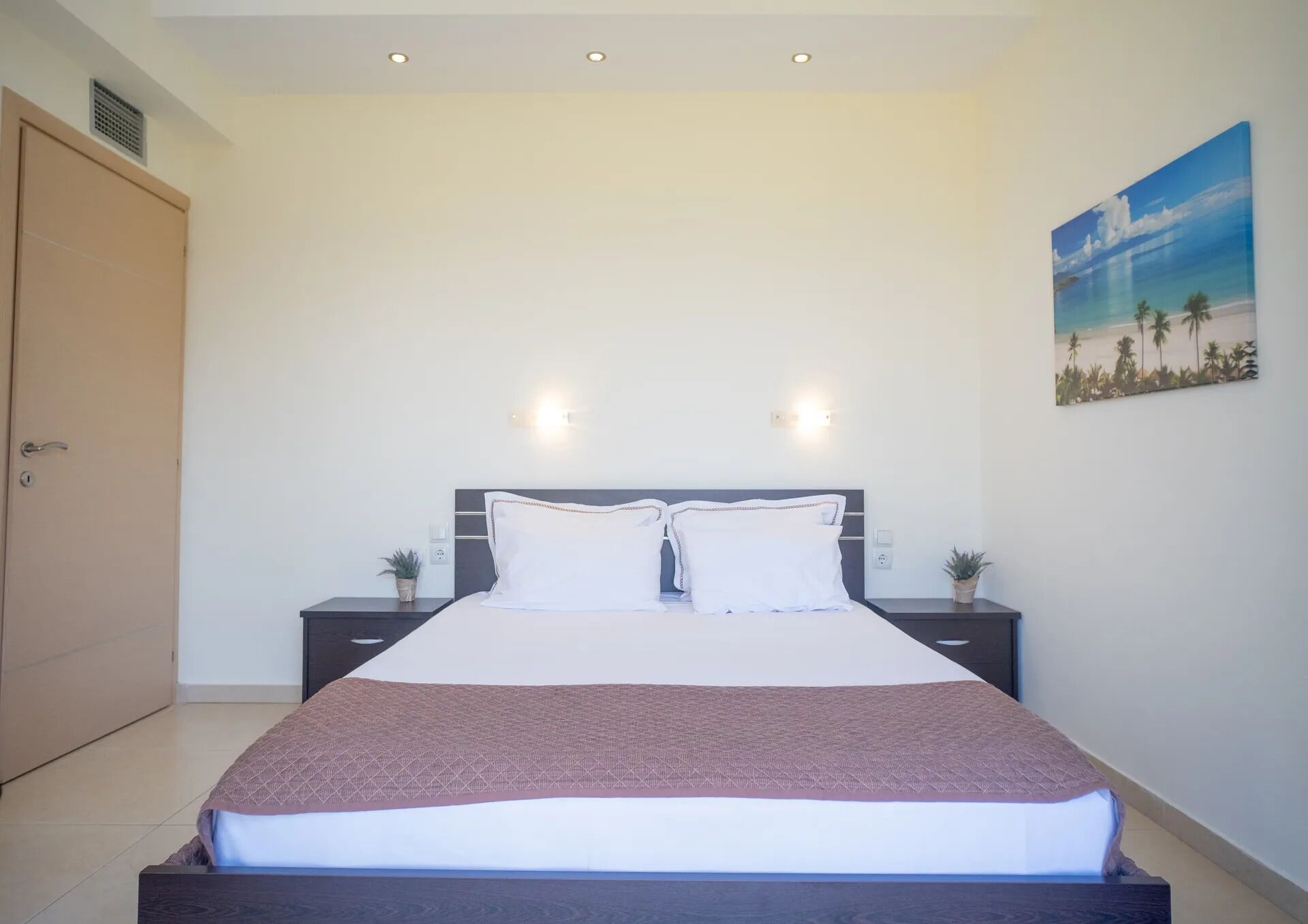 Family Suite 2-Bedroom Sea View Ground Floor | Escrivaninha, espaço de trabalho para notebook, quartos à prova de som