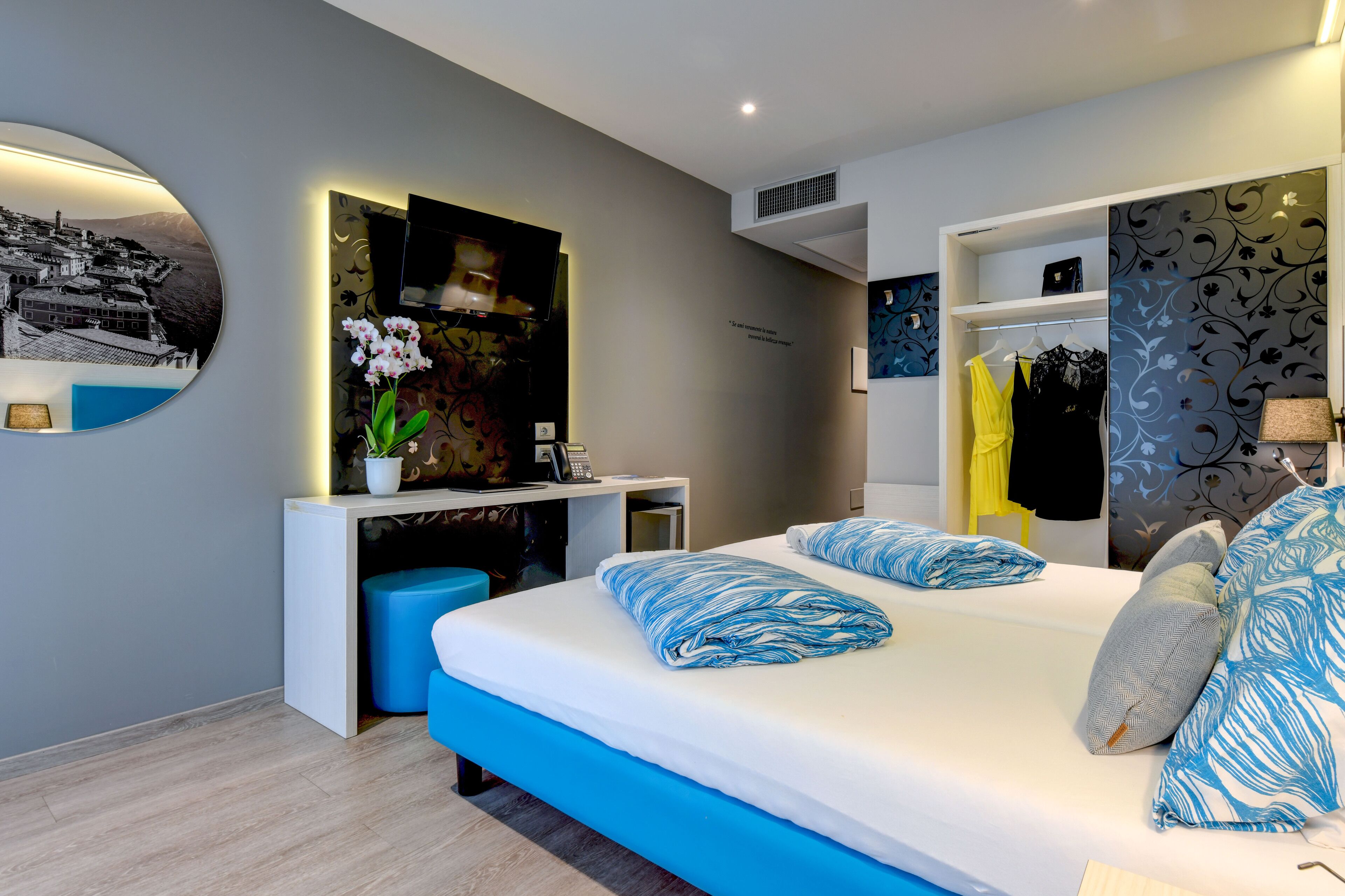 Quarto moderno com cama grande, escrivaninha e guarda-roupa.