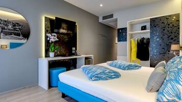 Quarto moderno com cama grande, escrivaninha e guarda-roupa.