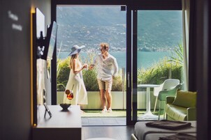 Quarto duplo luxo, sacada, vista para o lago | Cofres nos quartos, escrivaninha, espaço de trabalho para notebook