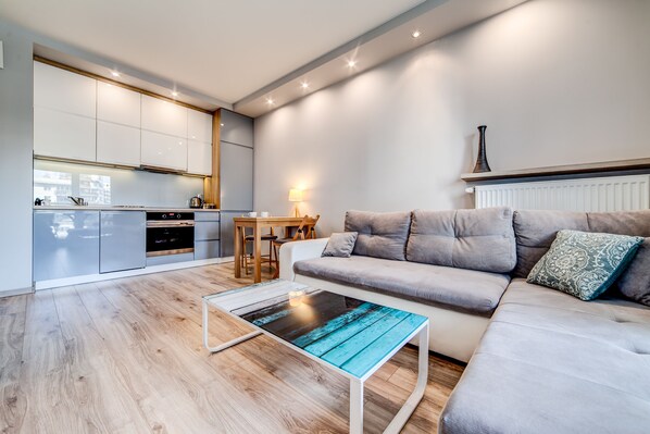 Apartamento conforto, 1 quarto, acessível, vista para o pátio | Sala de estar | TV de tela plana