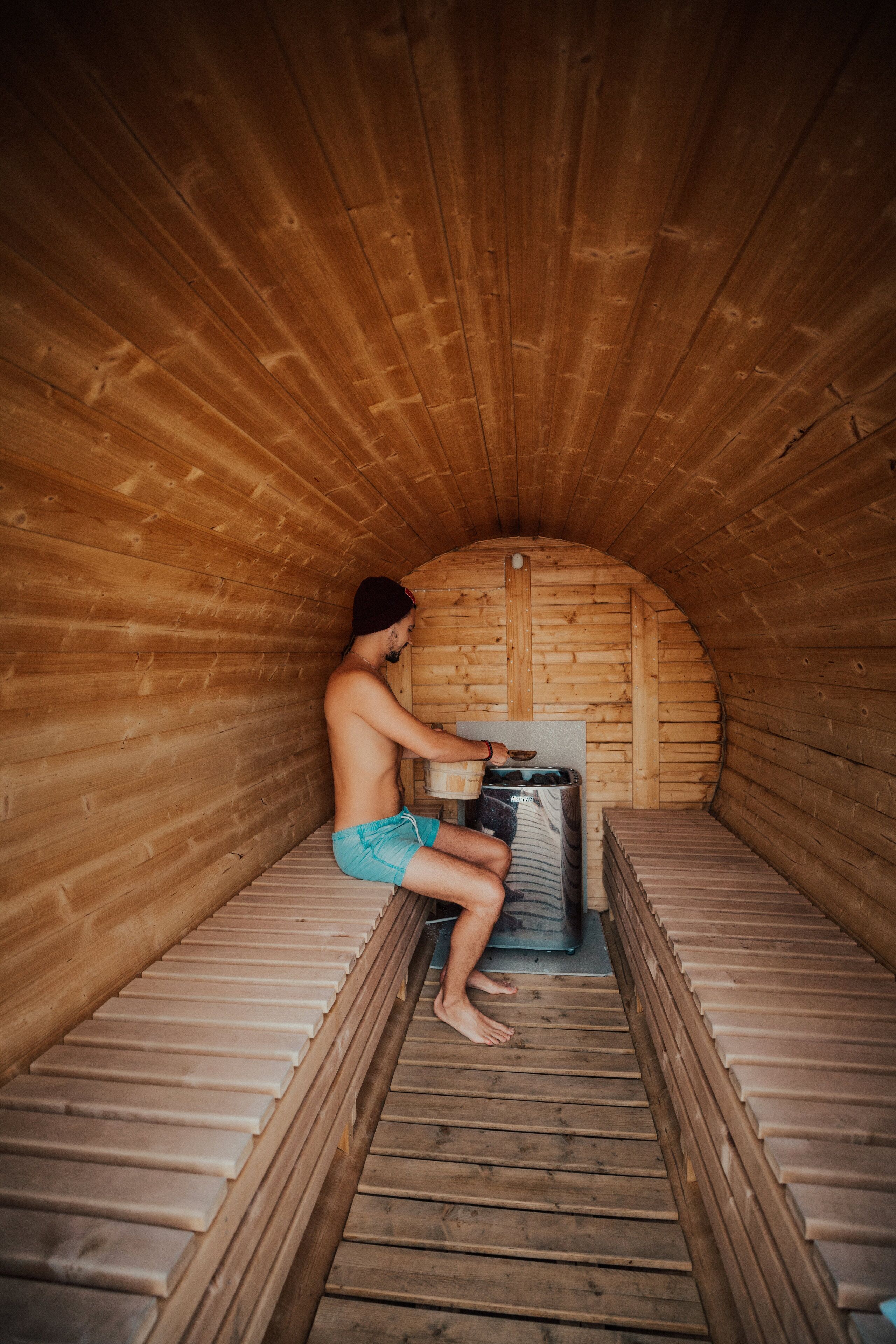 Uma sauna com paredes e bancos de madeira.