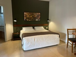 Quarto Triplo Standard | Roupa de alta qualidade, minibar, cofre no quarto, secretária