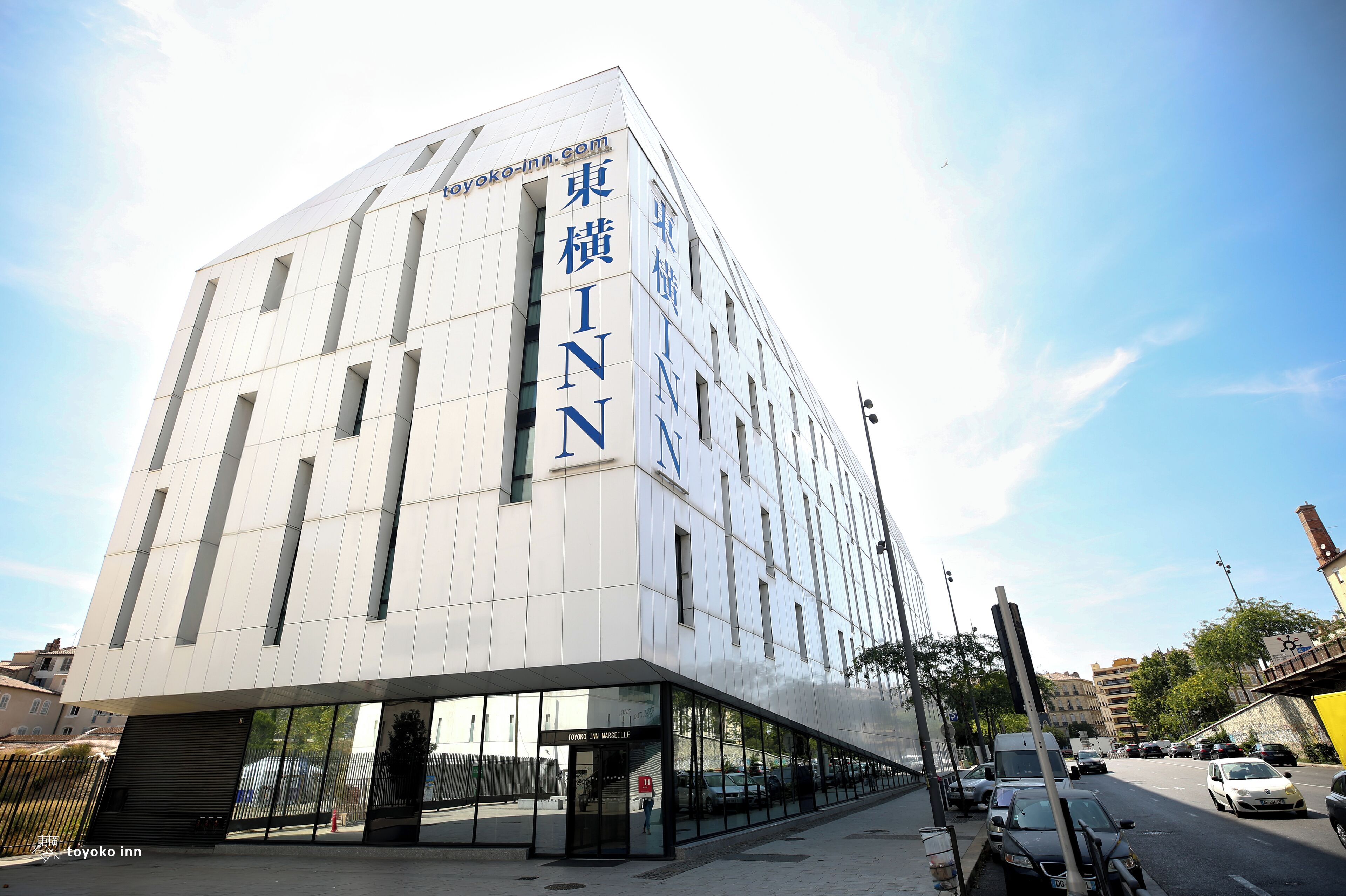 Um edifício moderno com a placa 