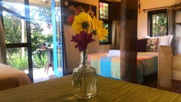 Secretária, quartos insonorizados, ferro/tábua de engomar