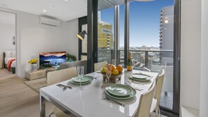 Apartamento Deluxe, 2 quartos | Refeições no quarto