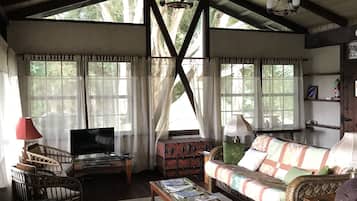 Quarto casal família, várias camas (Banyan Cotttage) | Escrivaninha, berço de viagem, Wi-Fi de cortesia, roupa de cama